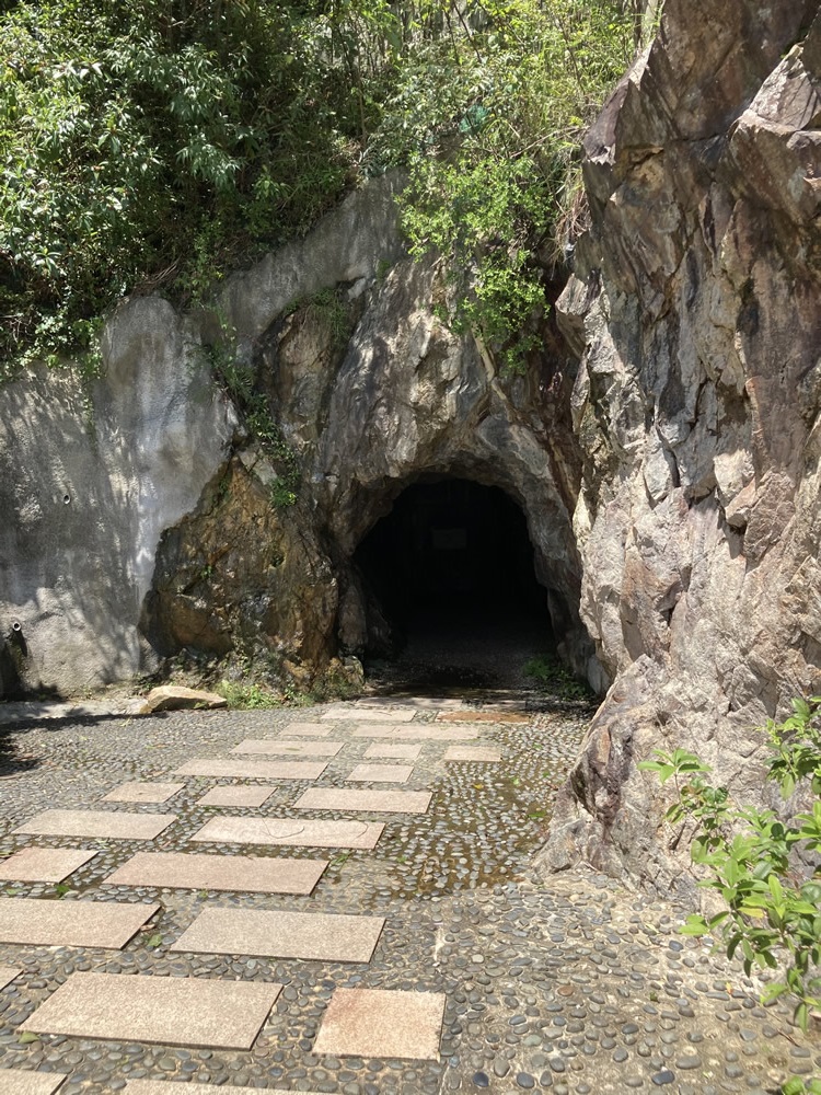 Hong Kong Fun in 18 Districts - Silvermine Cave and Silvermine Waterfalls